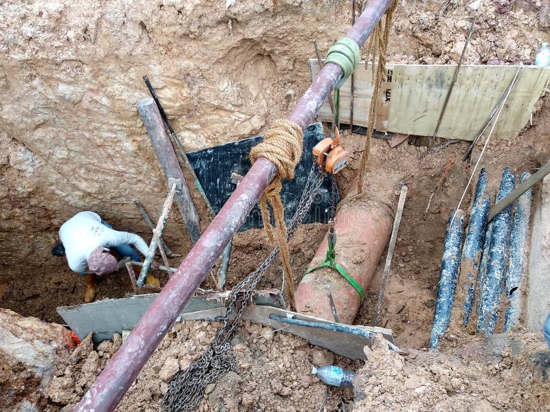 Construction Workers Risk Their Lives Working Inside Deep Trenches To ...