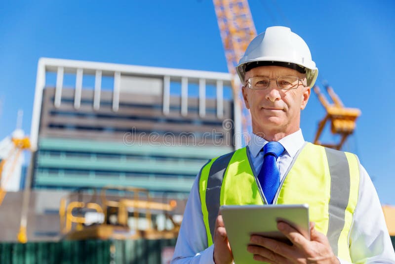 Constructor Del Ingeniero En El Emplazamiento De La Obra Imagen de ...