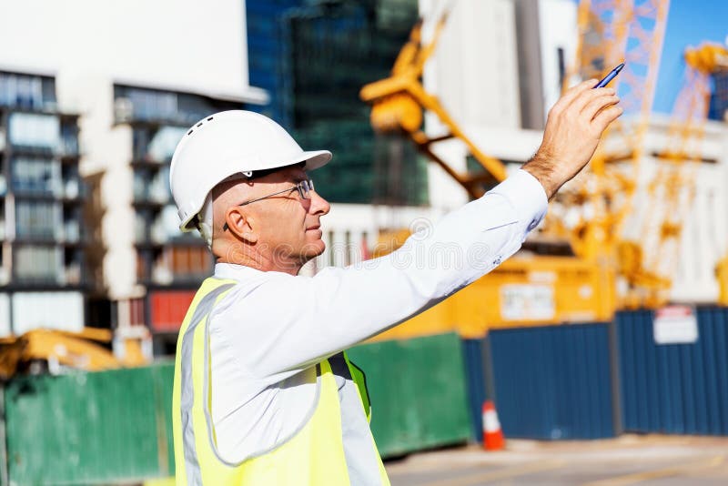 Constructor Del Ingeniero En El Emplazamiento De La Obra Imagen de ...