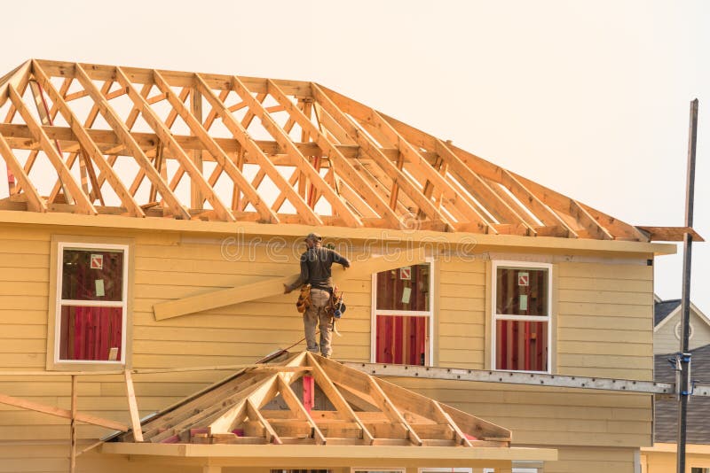 Constructor En Casa De Madera Fotografía editorial - Imagen de ...