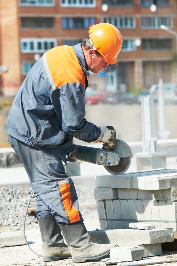 Constructor En El Trabajo Del Encintado Del Corte Imagen de archivo ...