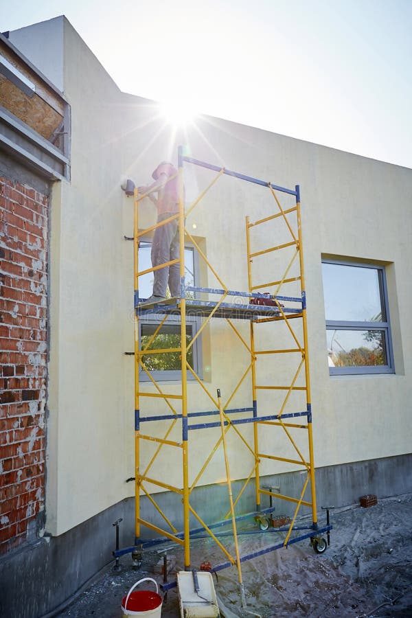 Constructor En La Casa Del Final Que Trabaja Con La Herramienta Foto de ...