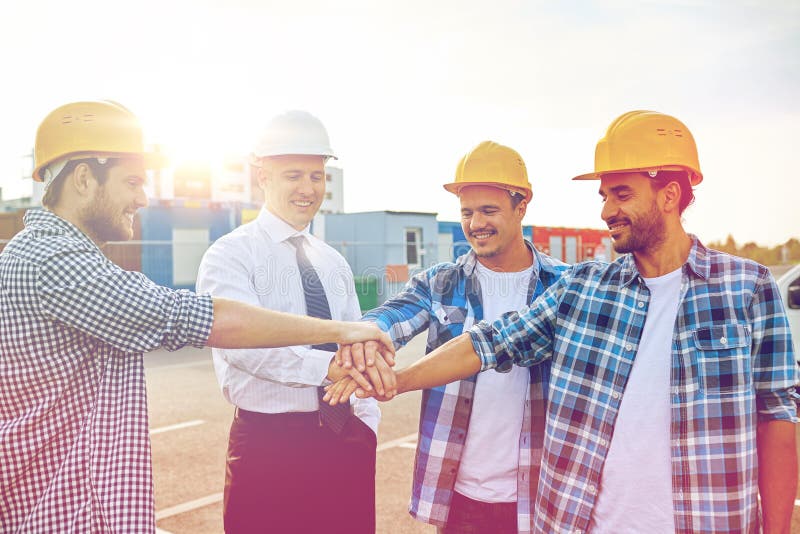 Constructores Y Arquitectos Con Las Manos En El Top Foto de archivo ...