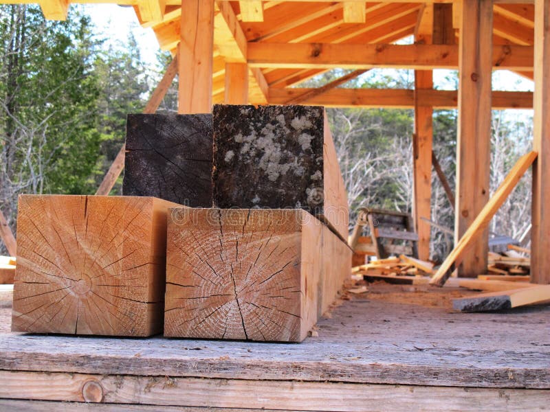 Construindo uma casa imagem de stock. Imagem de madeiras - 15341703