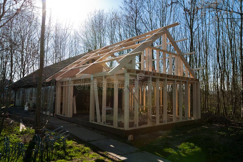 Construindo uma casa imagem de stock. Imagem de construir - 24193095