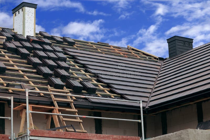 Construindo uma casa. imagem de stock. Imagem de telhado - 256599297