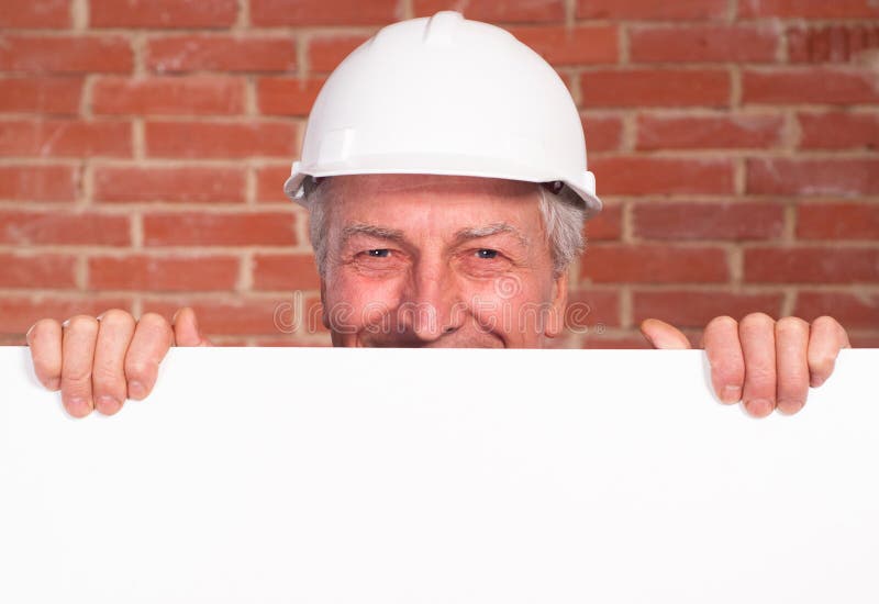 Parede De Medição Do Trabalhador Da Construção Idoso Foto de Stock ...