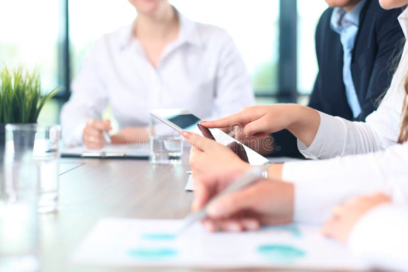 Consulente Aziendale Che Analizza Le Figure Finanziarie Immagine Stock ...