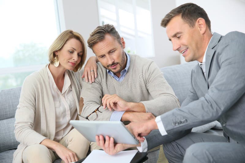 Consulente Finanziario Con Le Coppie Di Discussione Dei Clienti ...