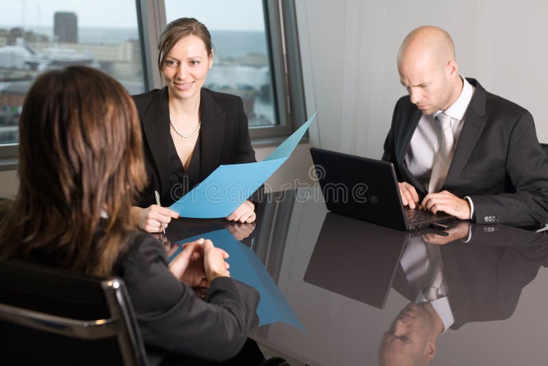 Consulenti Di Assicurazione Fotografia Stock - Immagine di coppie ...