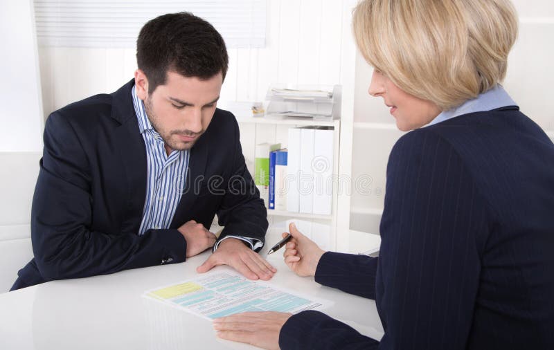 Consultation Au Bureau Entre Le Conseiller Et Le Client. Image stock ...