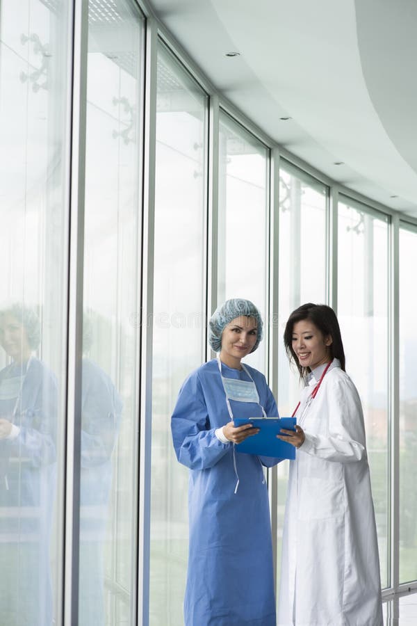 Consulto Del Chirurgo E Del Medico Immagine Stock - Immagine di ...