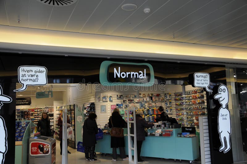 TIENDA NORMAL imagen de archivo editorial. Imagen de noticias - 79108189