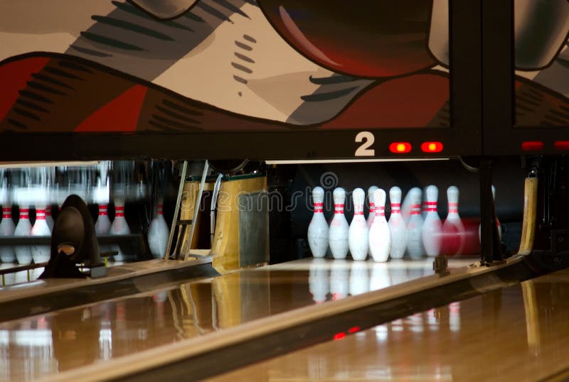 Contactos De Bowling Que Caen De Bola Imagen de archivo - Imagen de ...