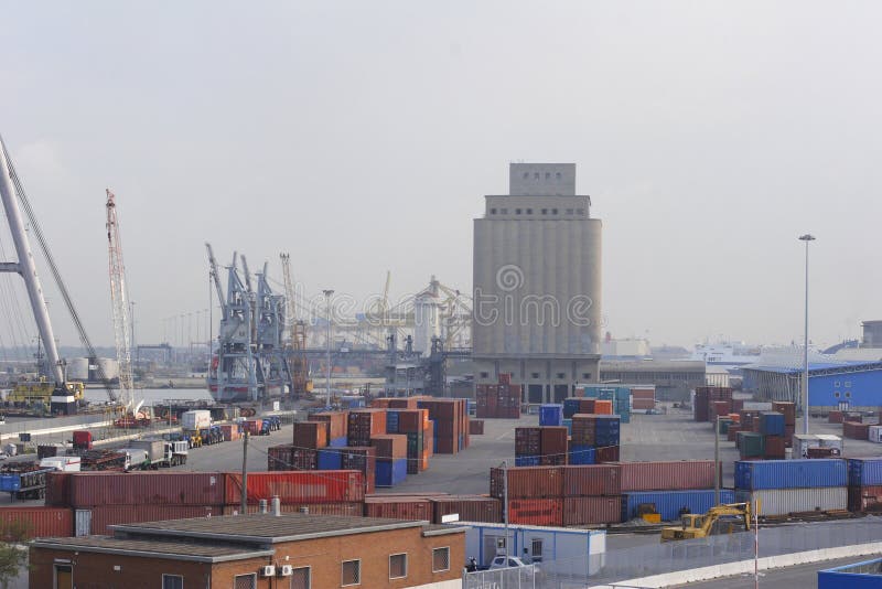 Container auf Dockside stockfoto. Bild von fracht, boot - 2999370
