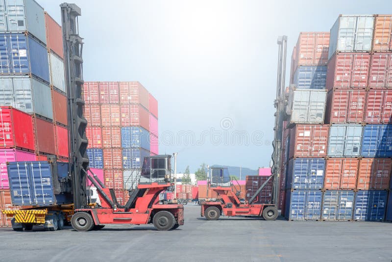 Container-Handler Laden Container in LKW Ein Stockbild - Bild von ...