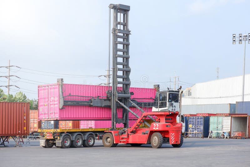 Container-Handler Laden Container in LKW Ein Stockfoto - Bild von heber ...