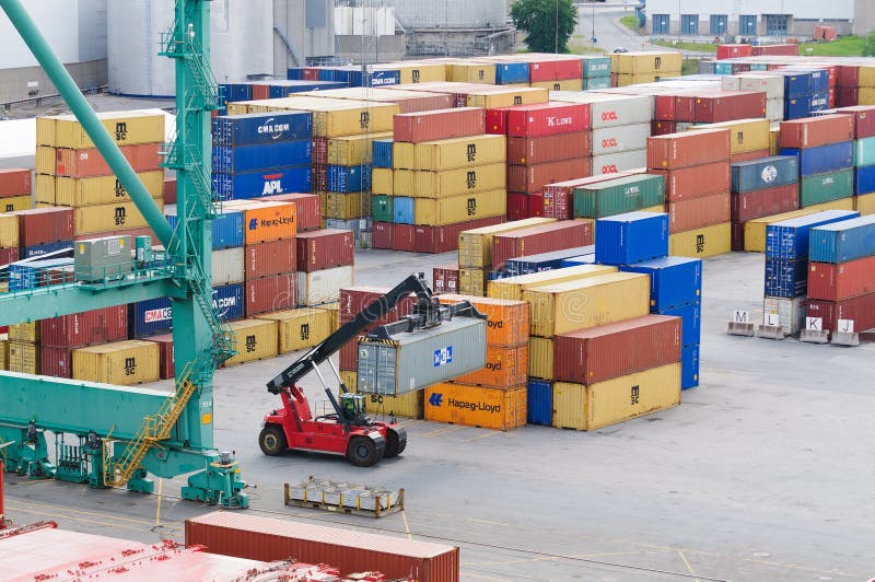 110 Loading Shipping Containers Onto Ship Stock Photos - Free & Royalty ...