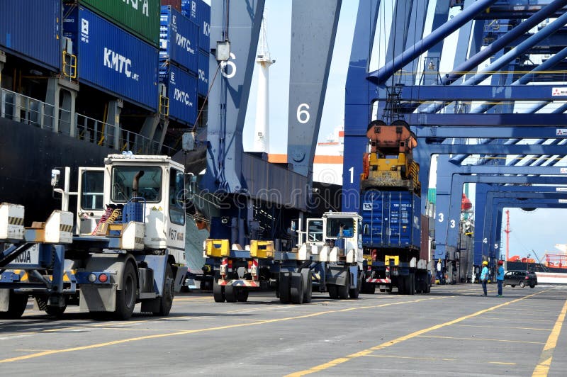 307 Unloading Activities Stock Photos - Free & Royalty-Free Stock ...