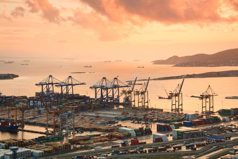 Containerhafen Piräus, Athen Redaktionelles Stockfoto - Bild von hafen ...