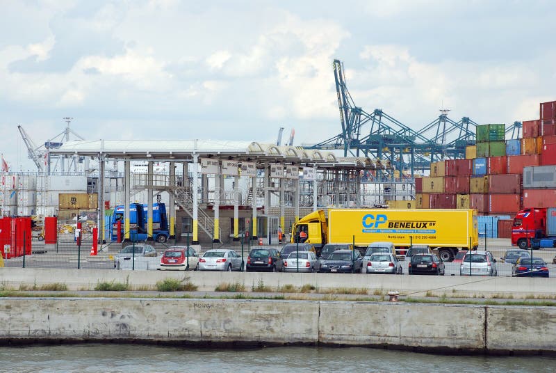 Containers in De Haven Van Antwerpen Redactionele Stock Afbeelding ...