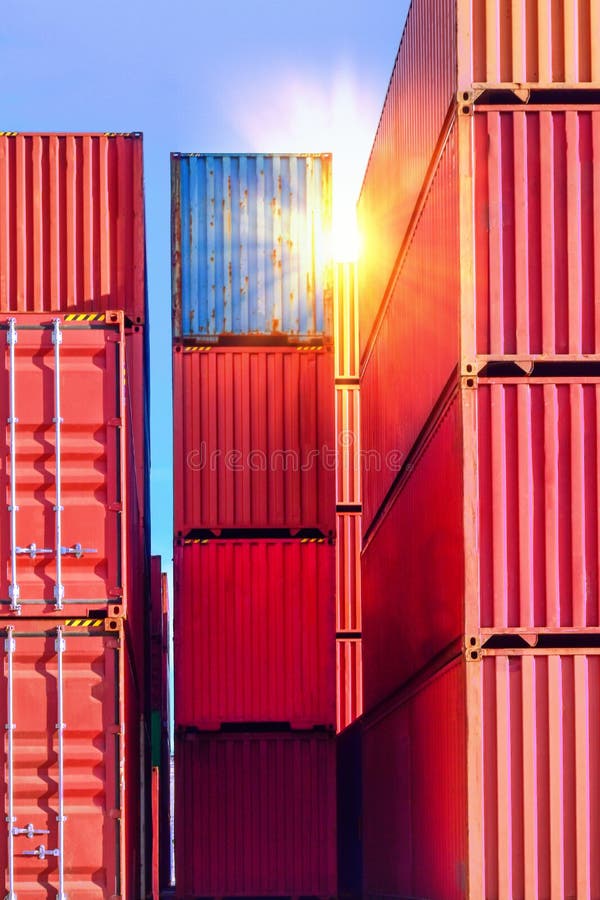 Activiteit Op De Tankwerf Reach Stacker Load Container Op Aanhangwagens ...