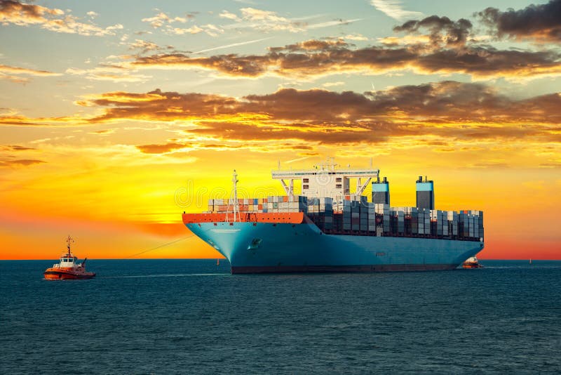 Containerschiff auf Meer stockbild. Bild von geschäft - 65167747