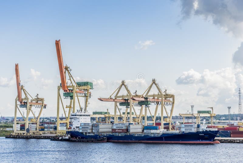 Containerschiff an Containerbahnhof Riga-Hafen Redaktionelles Foto ...
