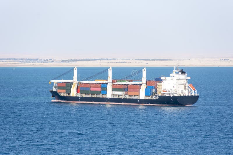 Containerschiff in Den Suezkanal. Stockbild - Bild von schwer, ägypten ...