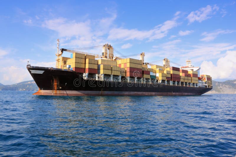 Containerschiff im Meer stockbild. Bild von international - 16321777