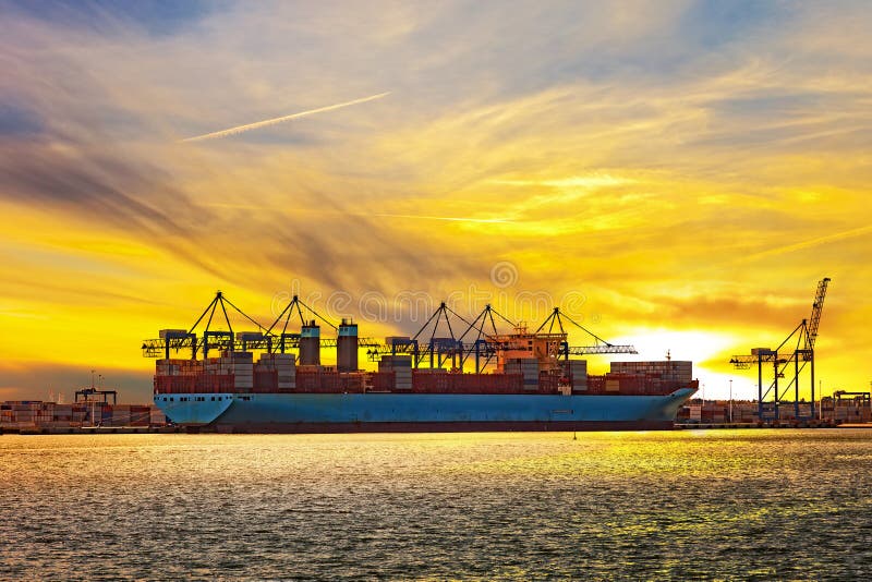Containerschiff Bei Sonnenuntergang Auf Meer Stockfoto - Bild von meer ...