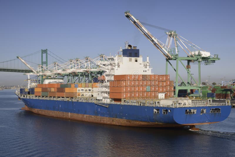 Containerschip stock afbeelding. Image of marine, rood - 35342857