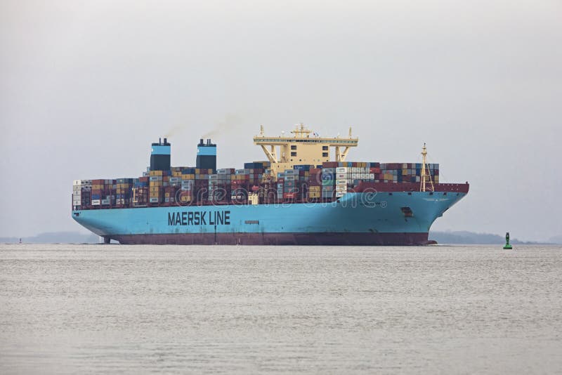 Container Van Maersk , Geladen Door De Kraan Van De Gantry Op Het ...