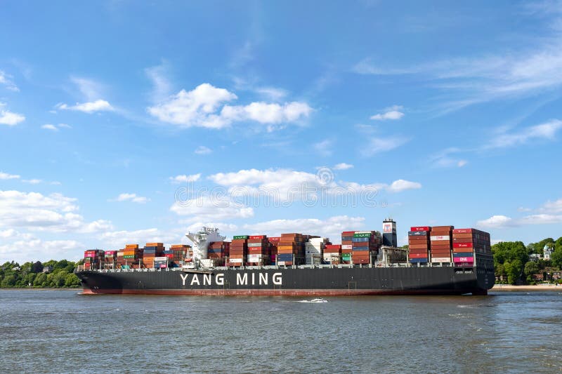 Containerschip Yang Ming Op De Rivier Elbe in Hamburg, Duitsland ...