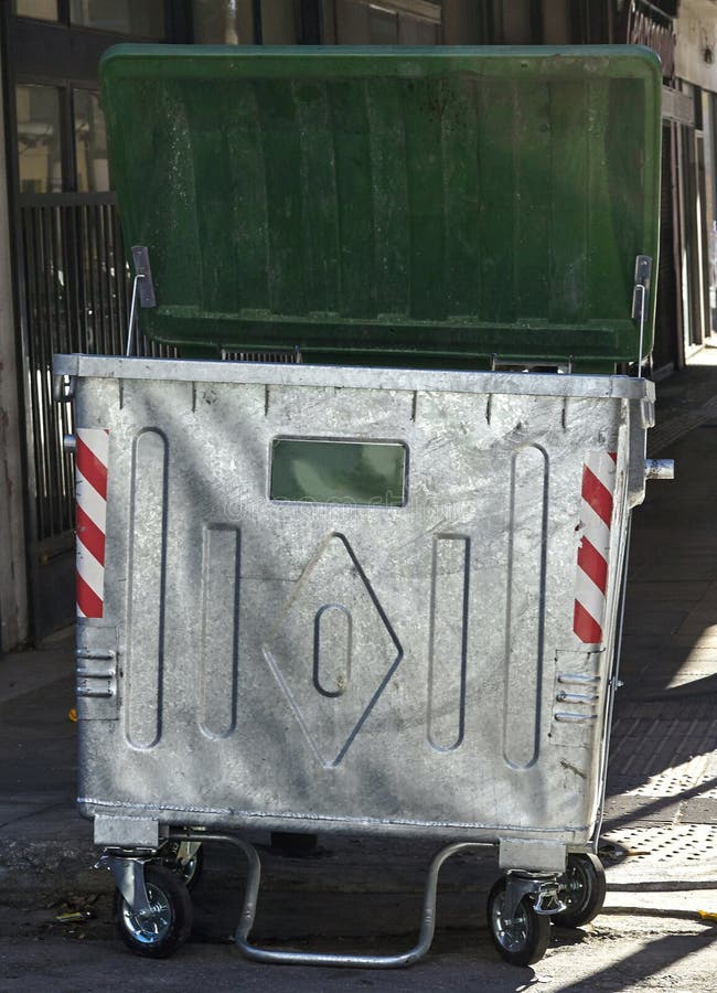 Contenedor Gris En El Camino De Una Ciudad Imagen de archivo - Imagen ...