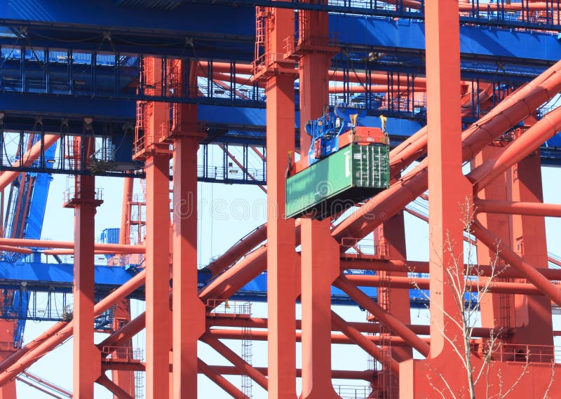 Conteneur De Cargaison De Levage De Grue Photo stock - Image du orange ...