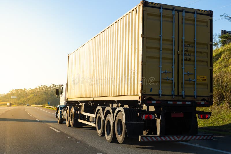 Conteneur De Transport De Camions Sur La Route Photo stock - Image du ...
