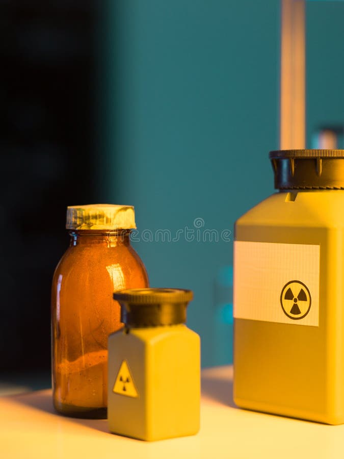 I Contenitori Tossici E L'immondizia Che Si Trovano Sul Prodotto ...