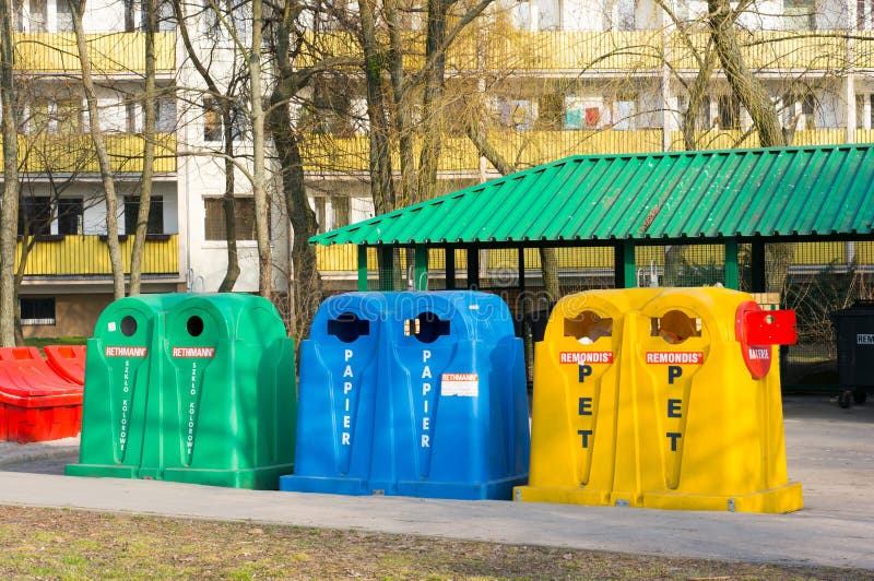 Contenitori Di Rifiuti Per Rifiuti Differenti Nel Centro Di Stoccolma ...
