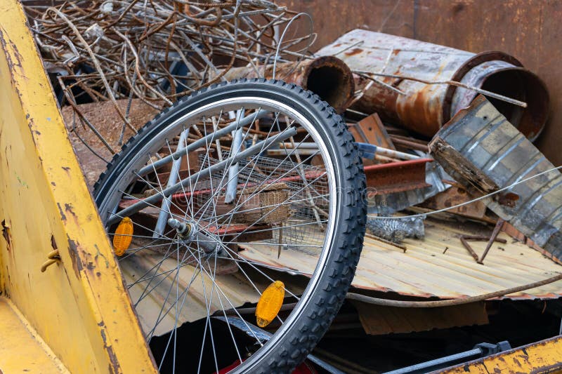 Contentor Com Sucata De Ferro Para Reciclagem Foto de Stock - Imagem de ...