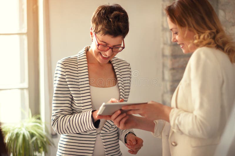 Contract Te Ondertekenen - Digitale Handtekening Op Tablet Stock Foto ...