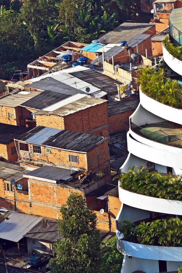 Contrast Van Rijkdom En Armoede Stock Foto - Image of flat, huis: 40211800