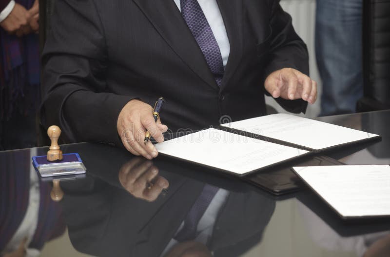 Contrat de signature photo stock. Image du adulte, businessperson ...