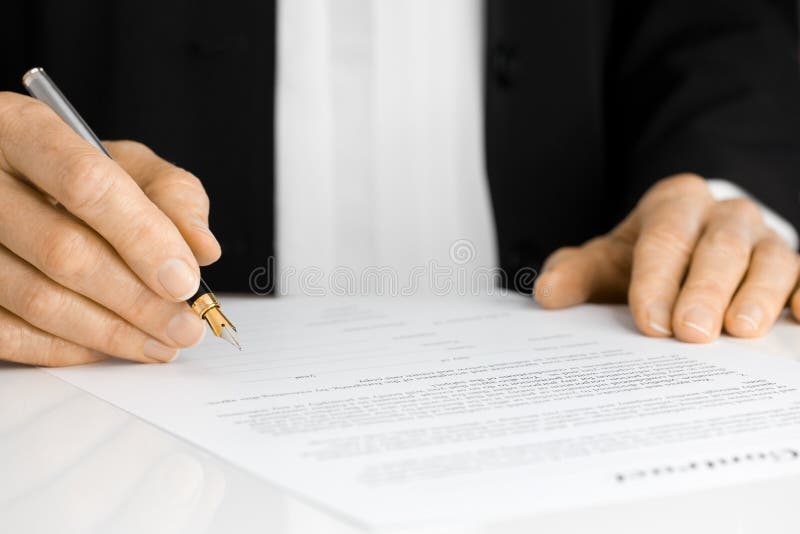 Main Avec Le Stylo-plume Signant Un Document Photo stock - Image du ...