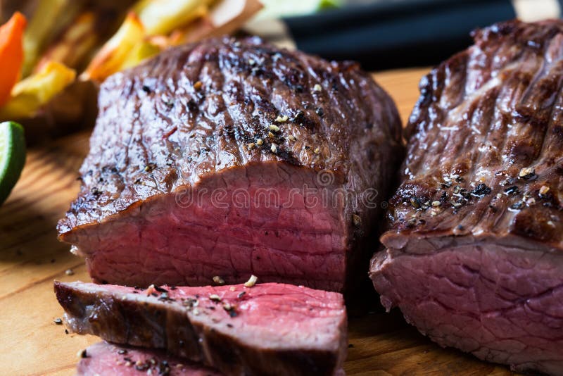 Controfiletto Raro Dell'arrosto Di Manzo Immagine Stock - Immagine di ...