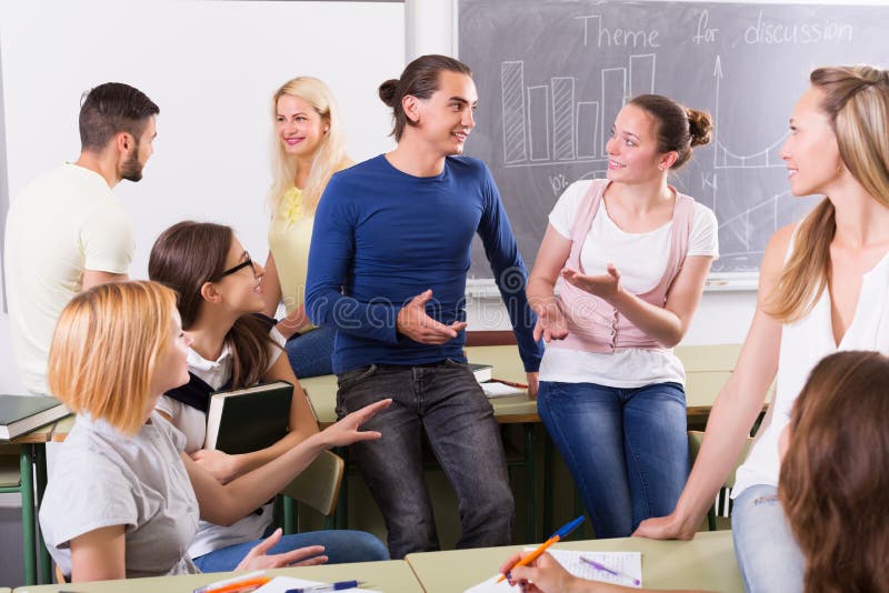 16 Conversação Dos Estudantes Na Sala De Aula Fotos - Fotos de Stock ...