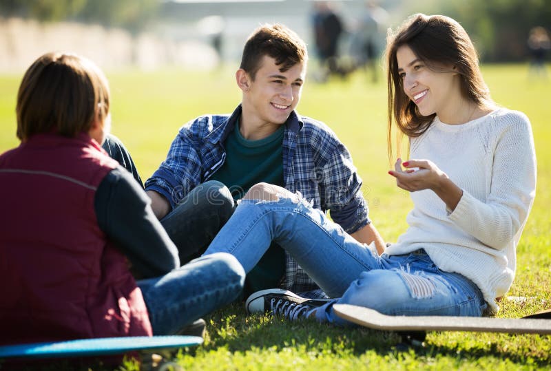 Adolescentes Conversando Ao Ar Livre Foto de Stock - Imagem de roupa ...