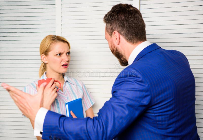 Concepto De La Pelea De La Oficina Malentendido Entre Los Colegas