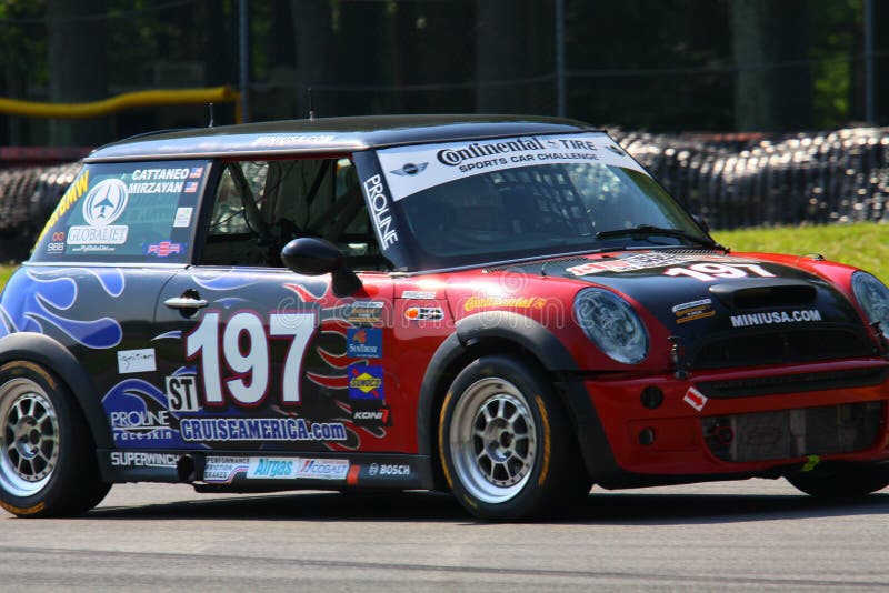 Favorable Coche De Carreras De MINI Cooper En La Pista Foto de archivo ...