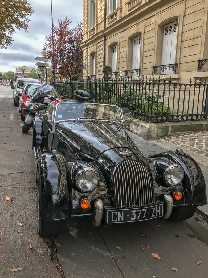 Convertible De Morgan Estacionado Em Uma Rua De Paris Imagem de Stock ...